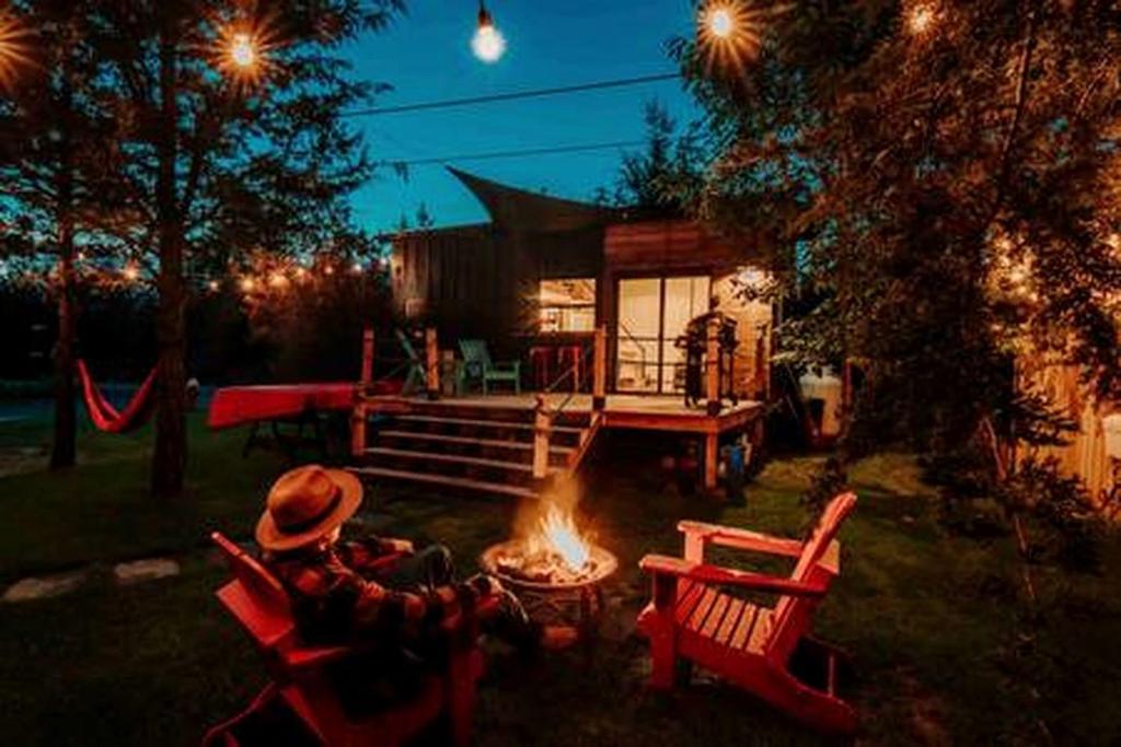 Incredible Tiny House with Fireplace, Fire Pit and Pizza Oven in ...