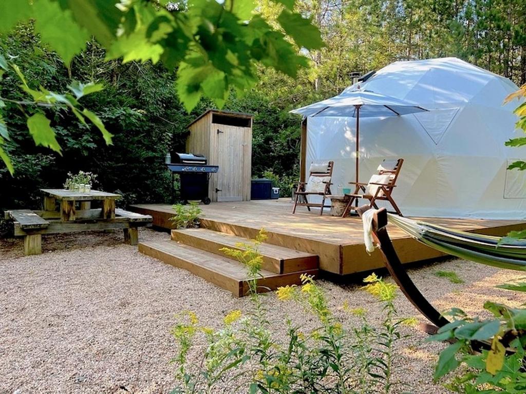 Gorgeous Modern Dome Surrounded by Nature for a Romantic Glamping ...