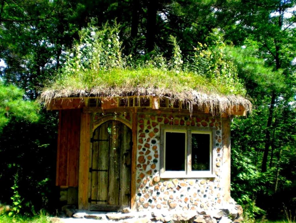 Enchanting Hobbit House in the Glades of the Frontenac Arch Biosphere ...