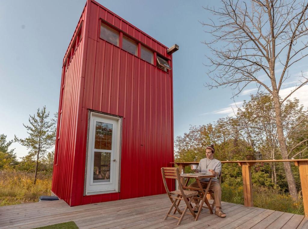 Bright Tiny House for an Unforgettable Glamping Getaway near Belleville ...