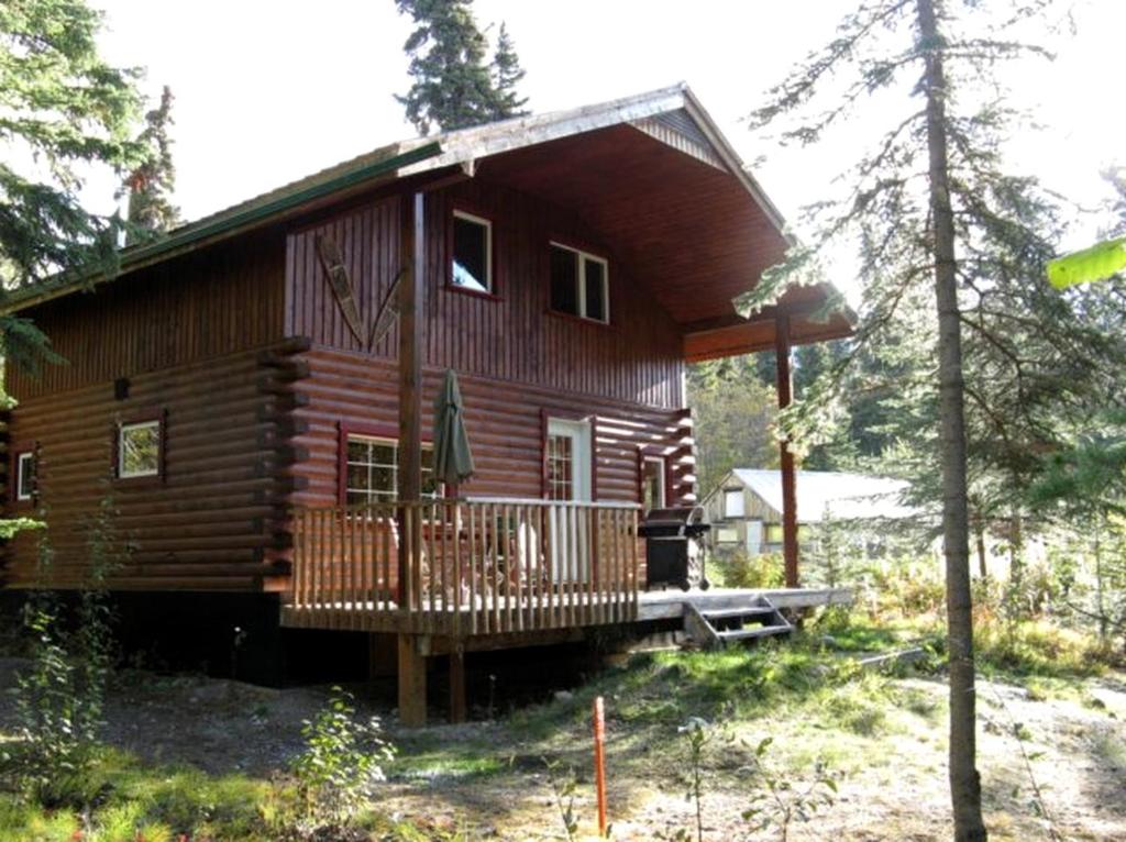 Spacious Log Cabin near Mountains and Little Atlin Lake in Yukon ...