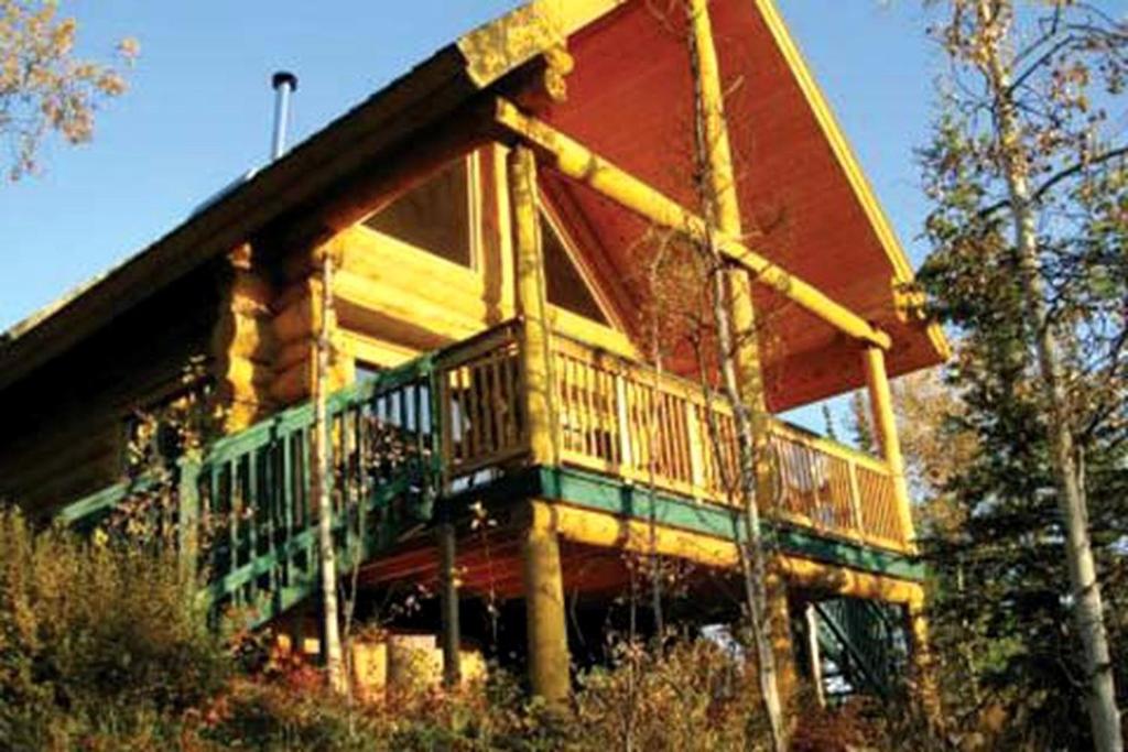 Upper Laberge的Traditional and Rustic Log Cabin Rental near Whitehorse ...