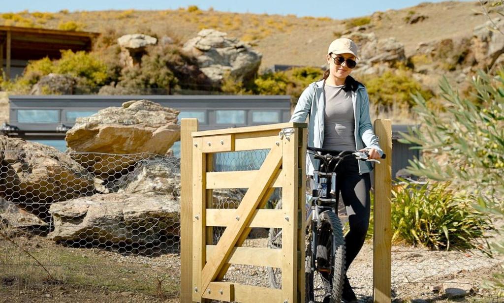 Modern Tiny House with Panoramic Mountain Views in Cromwell, South ...