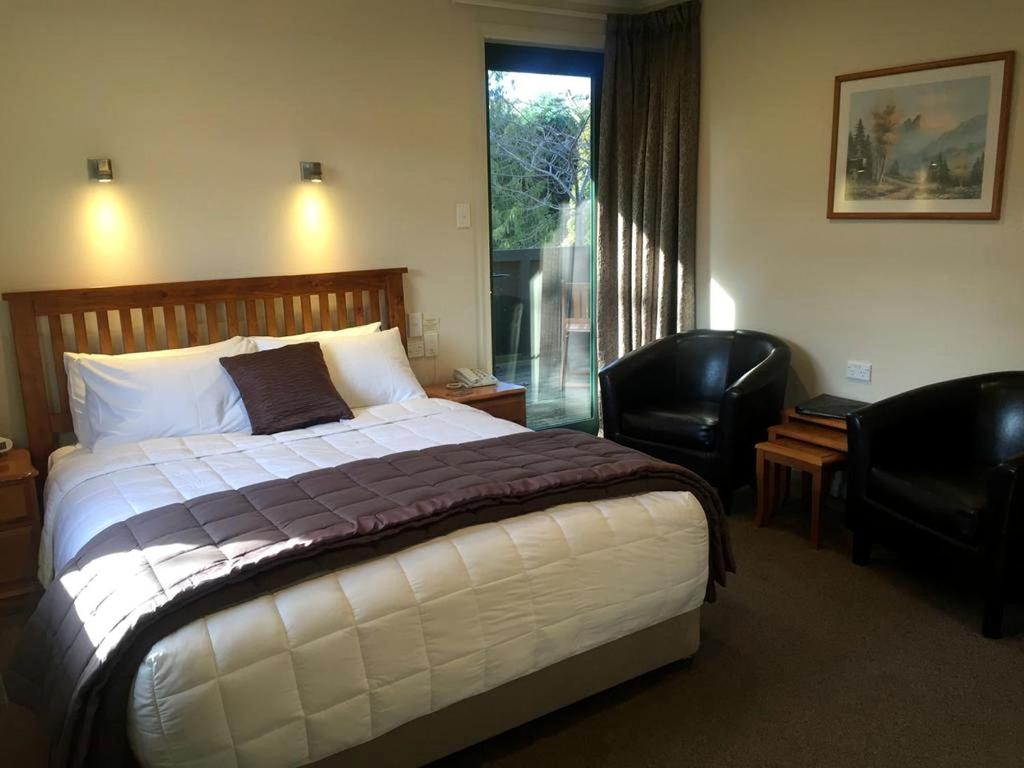 Couples' Holiday on Lake Roxburgh in Central Otago, New Zealand, Coal ...