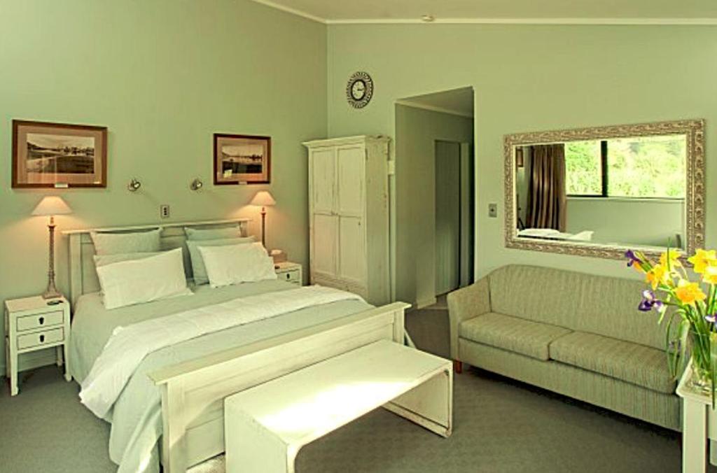 Romantic Suite in an Eco-Friendly Nature Lodge on New Zealand'a North ...