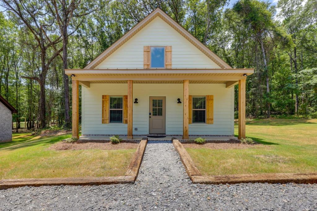 Walk to Sports Complex Home in Millbrook!, Millbrook (updated prices 2026)