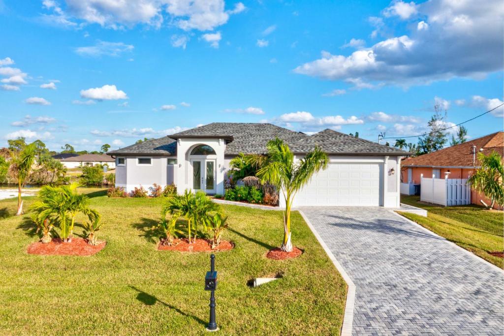 Villa Coastal Comfort Cove - Beautiful Pool Home with Gulf access, Cape ...