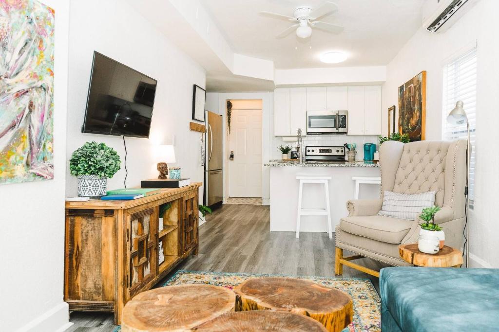 Stay Inspired | Cozy Artist Loft, Walkable & Artsy, St. Petersburg ...