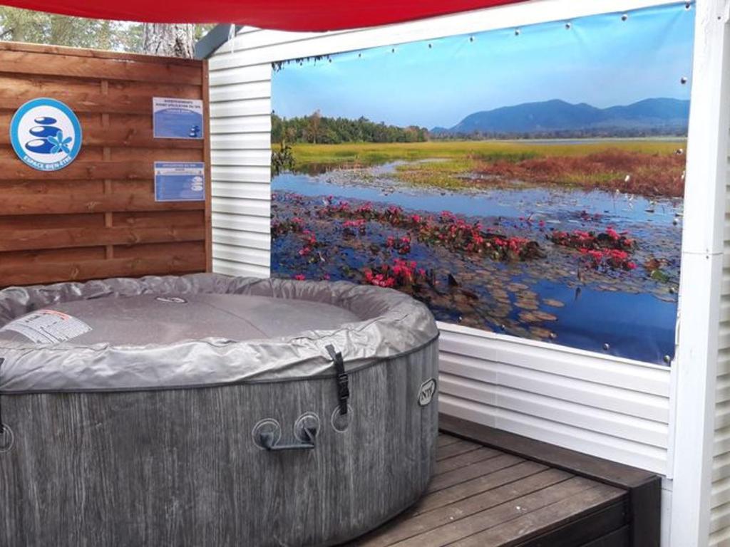 Mobil-Home avec Jacuzzi pour 4 personnes et Terrasse - API-1-52-465 ...