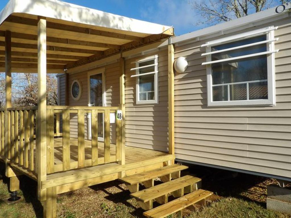 Mobil home confortable avec terrasse et équipement complet - API-1-52-601, Limeuil (актуальные ...