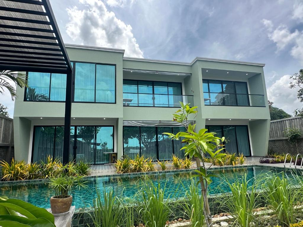 KPH Riverfront,‏ פנום פן (מחירים מעודכנים ל-2025)