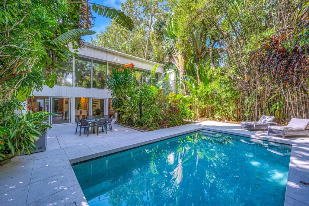 Wonderful Tropical Pool House Miami Coconut Grove, Miami (aktualne ceny ...