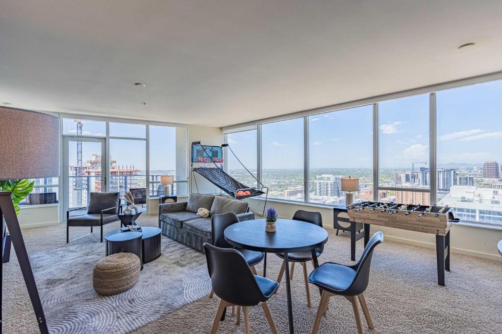 Bright & Stylish 2BR High-Rise Pool Gym Access, Phoenix (preços ...