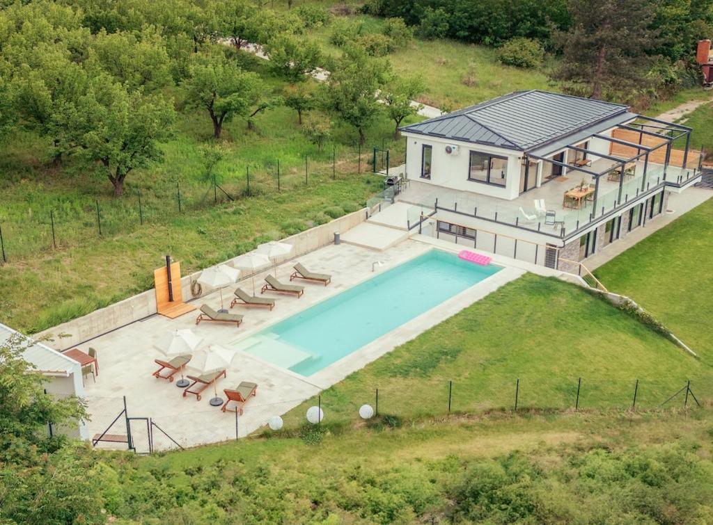 Villa Vida - Luxury Villa with Saltwater Pool and City View, Ledinci ...