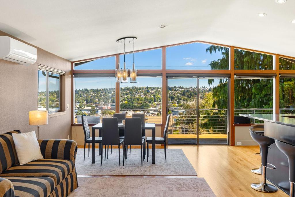 Family West Emerson Retreat Deck Basement City Views, Seattle (giá cập ...