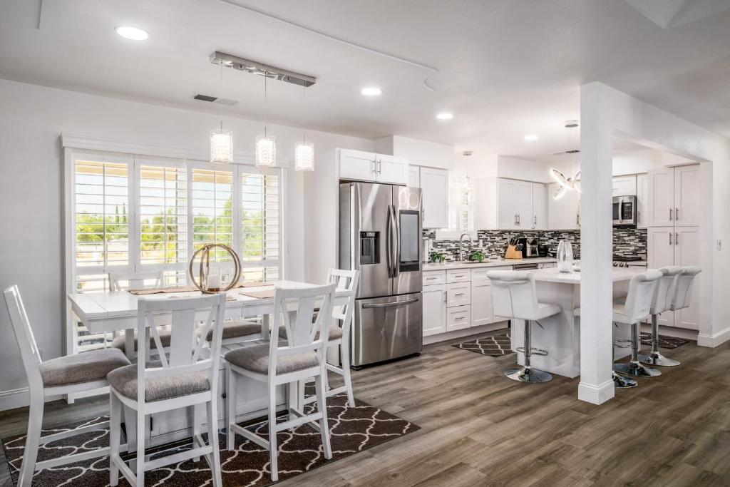 Remodeled 1 Acre Ranch Home in Madera, Madera (updated prices 2025)