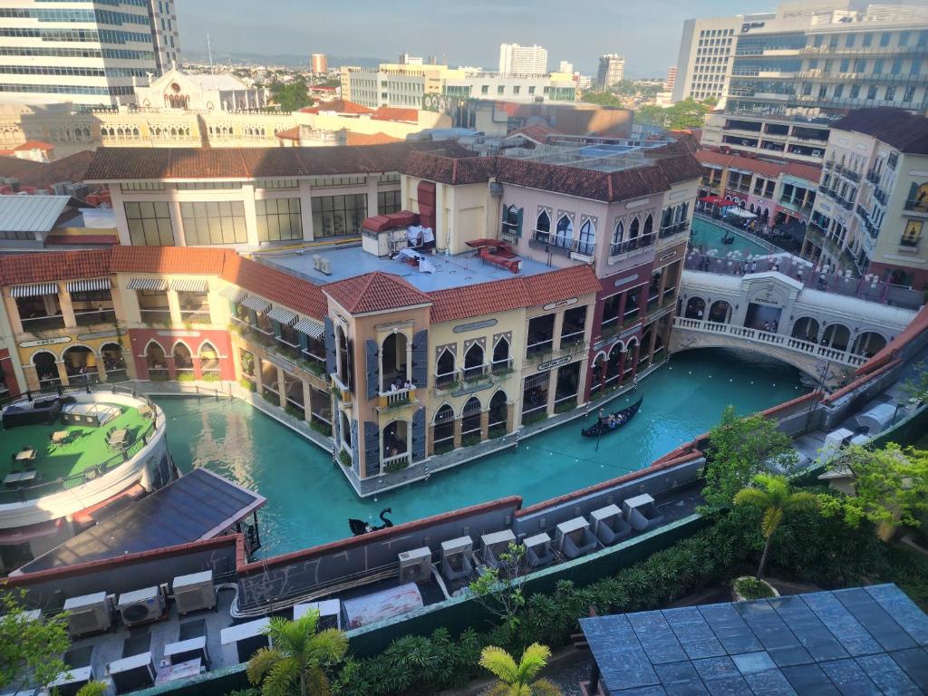 Upscale Stylish Near BGC and View of Venice Canal, Maynila (updated na ...