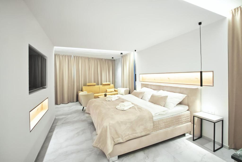 Enotéka Vinofol - winebar & café & apartments, Микулов (обновени цени ...