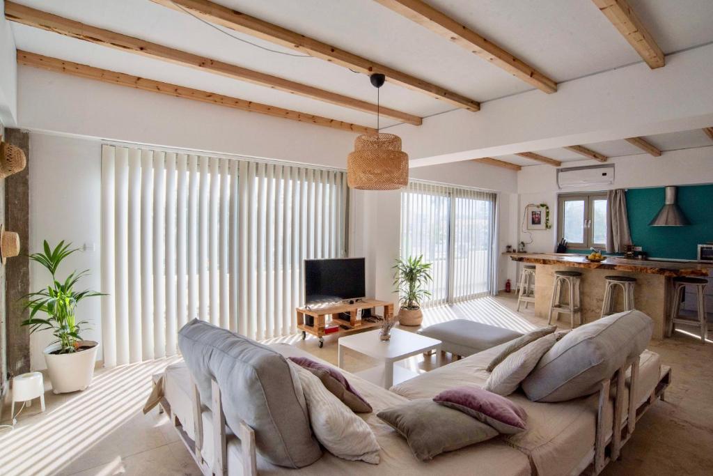 Bright & stylish, sea, nature, relax, Marmari (precios actualizados 2025)