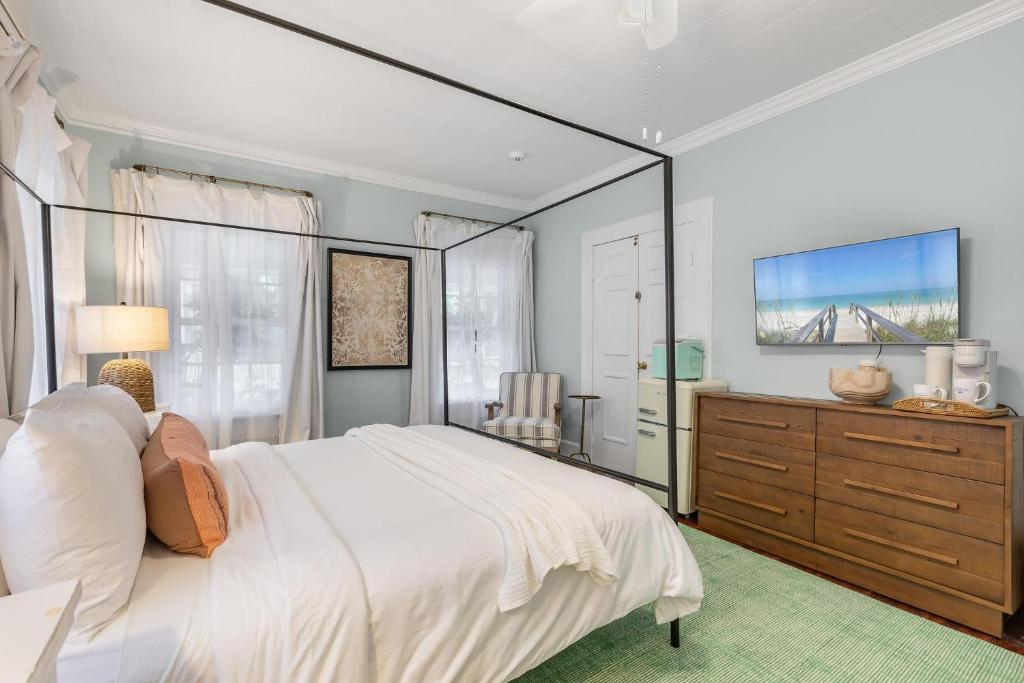 THE FLAGLER ROOM at Inn on Fleming Key West!, Key West (posodobljene ...