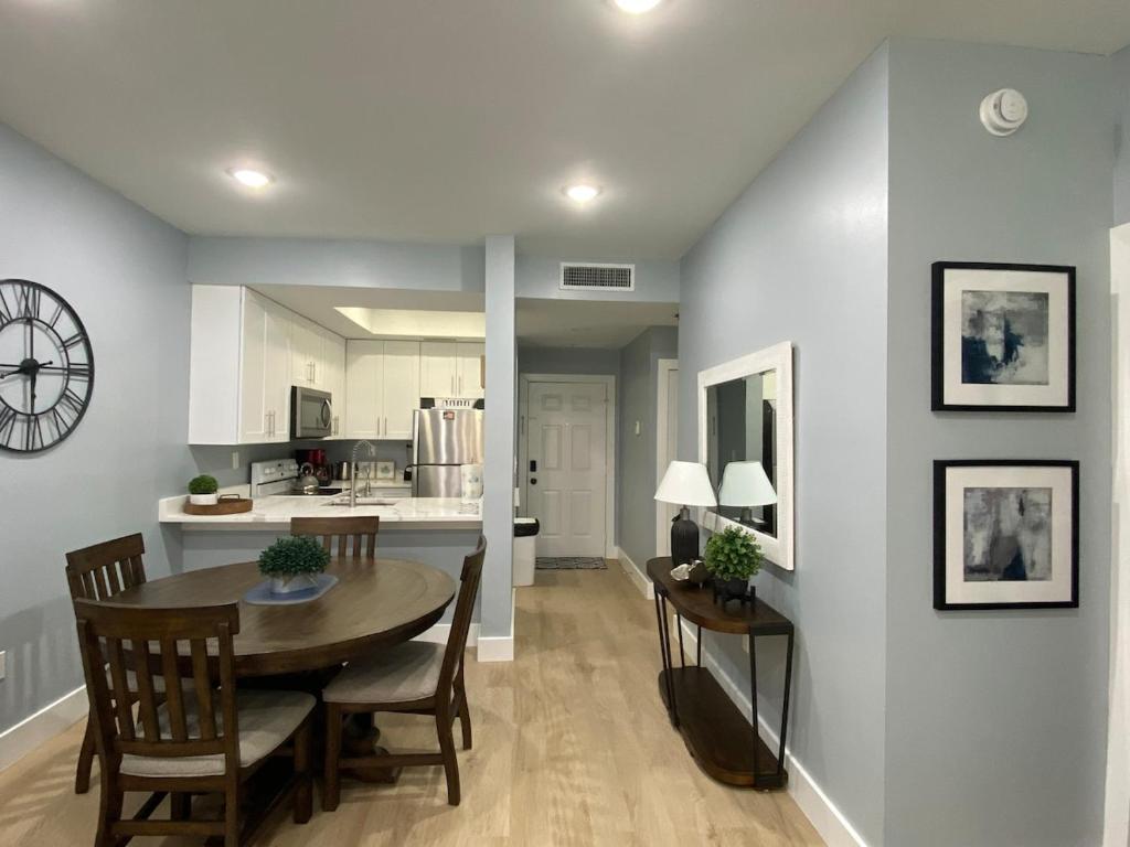 Lakeside Condo End Unit, Naples (updated prices 2025)