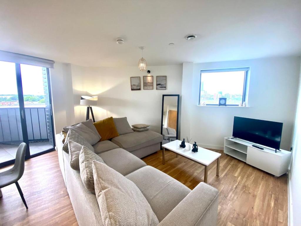 High-rise 2bed with balcony and water view, Manchester (updated prices ...