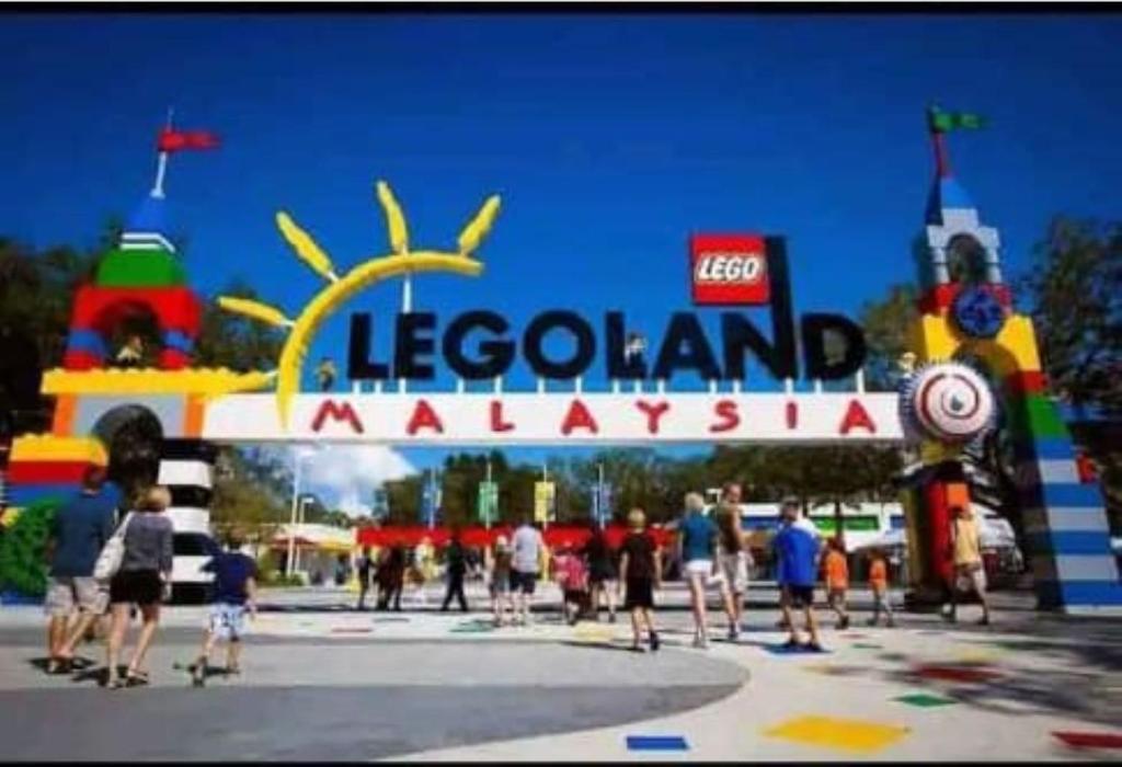 Opposite Medini Mall 6 min walk to legoland 1-8 pax FamilyStay ...