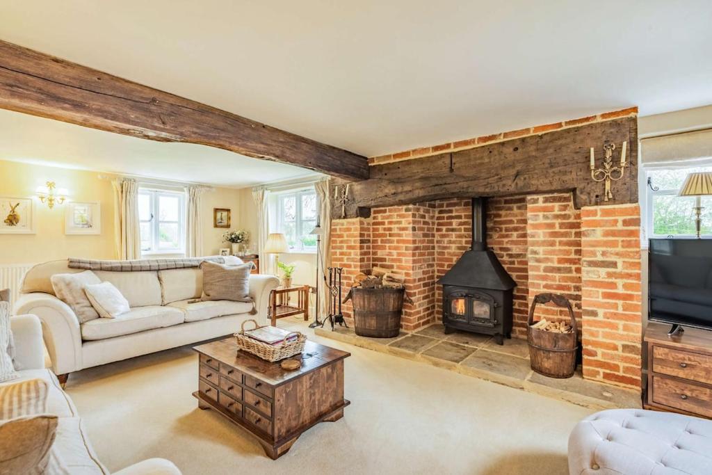 Beautiful thatched country 4 Bedroom Cottage, Wanborough (updated ...