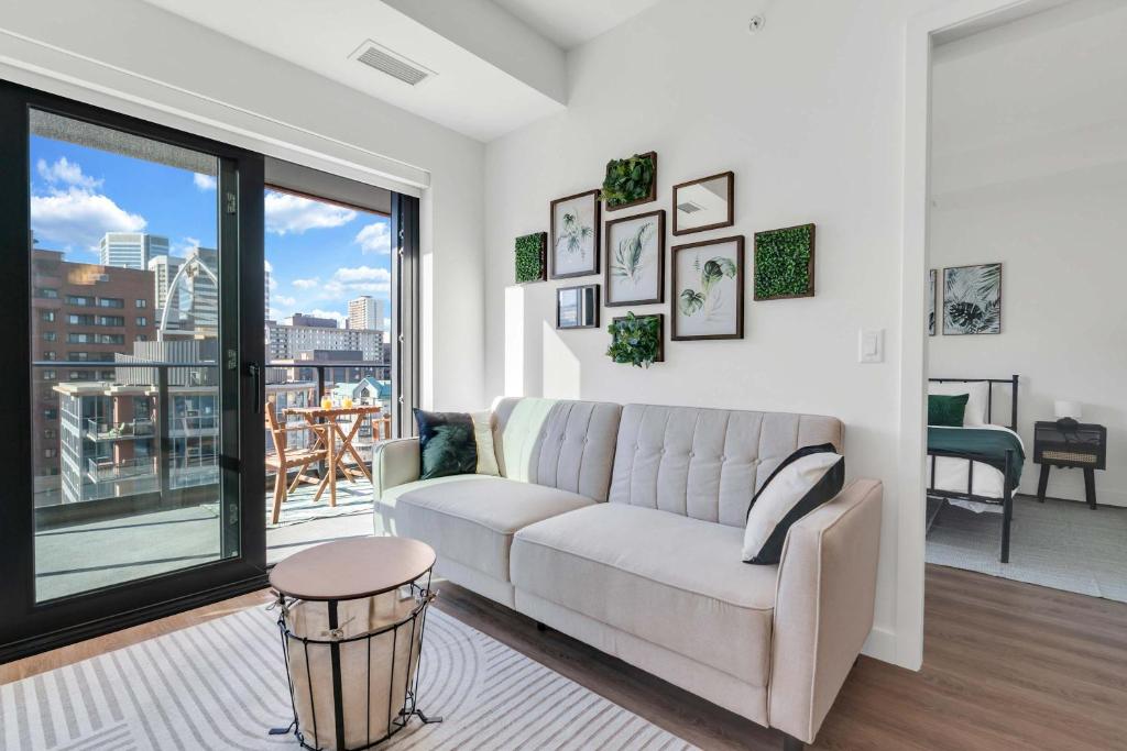 Sky Jungle Oasis Calgary City Views Parking & Gym, Calgary (updated ...