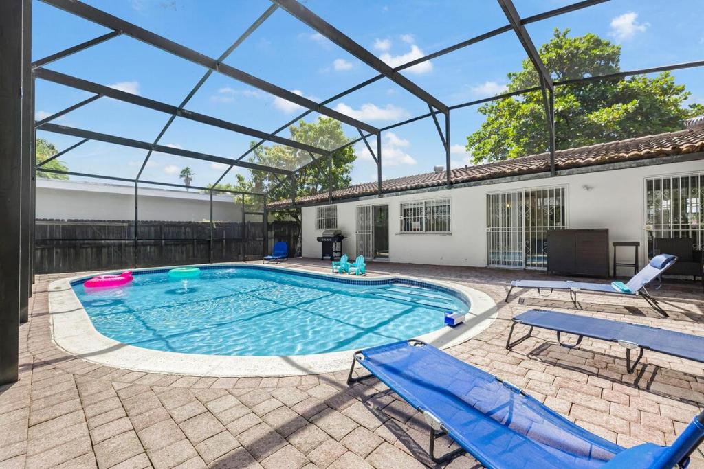New 4BRM in Miami w POOL Arcade Massage Chair, South Miami Heights ...