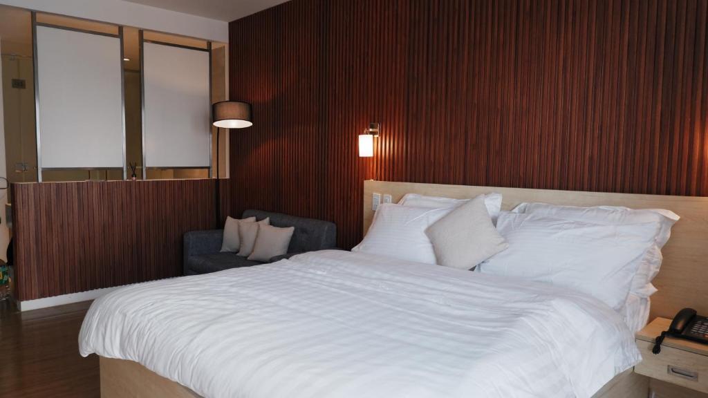 1 BR in Modern Stay at 33rd floor Novotel Aqua Private Residence ...