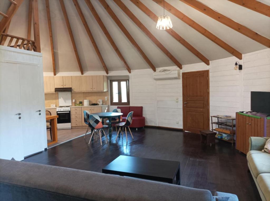 yurt experience, Istiaía (updated prices 2025)