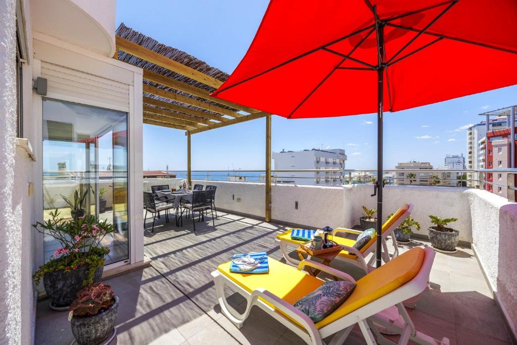 Penthouse Living with Rooftop Terrace & Sea View, Quarteira (updated ...