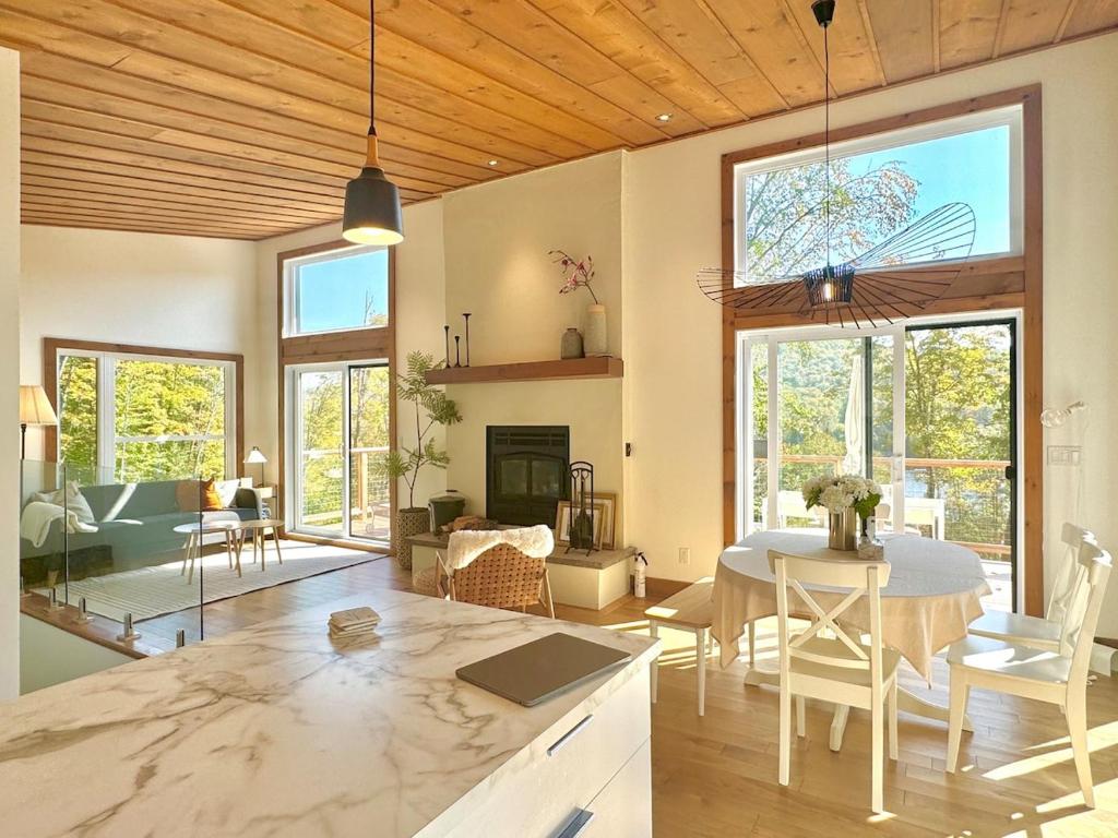 La Libellule- The Zen Lake House in Tremblant, Brébeuf (2025. aasta ...