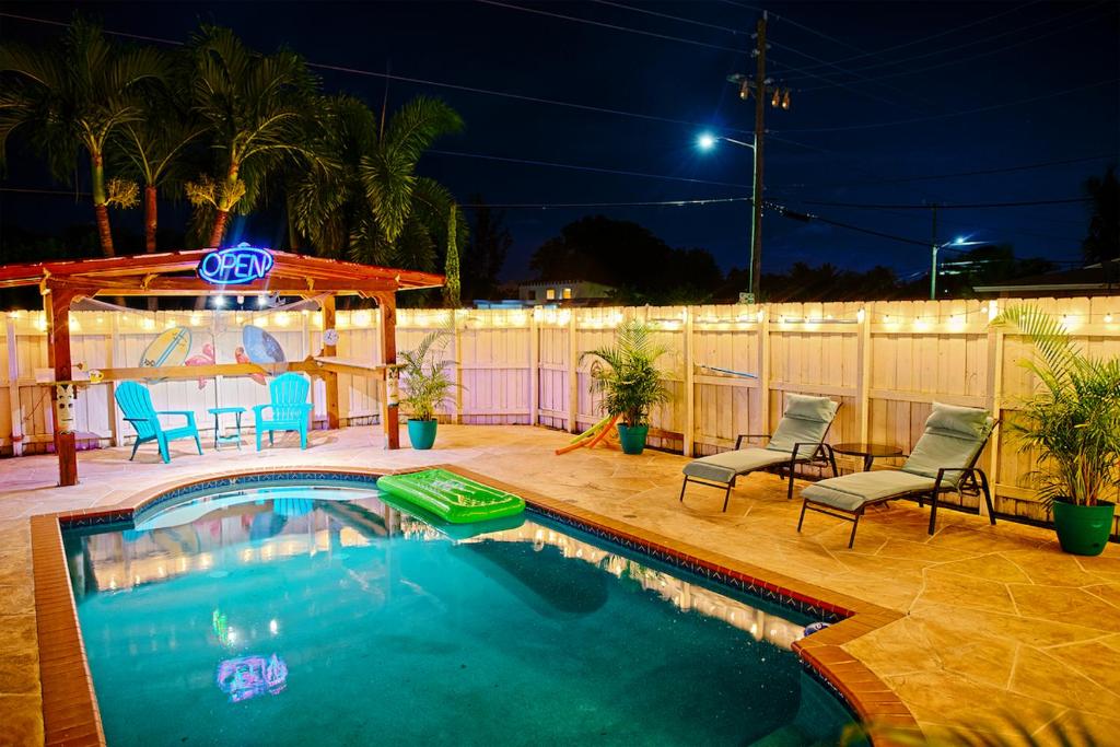 Tiki Hut Pool 4 BR Coastal Cottage Dream Vacation, West Palm Beach ...