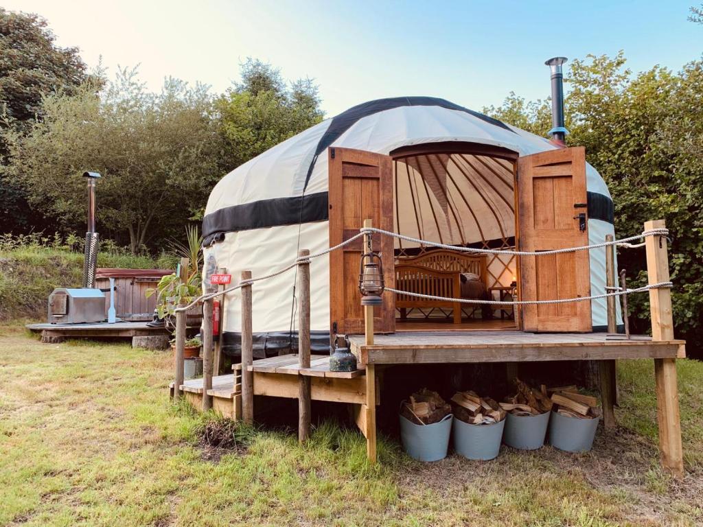 Ting Tang Luxury Yurt and Lotus Belle Tents, Saint Day (tarifs ...