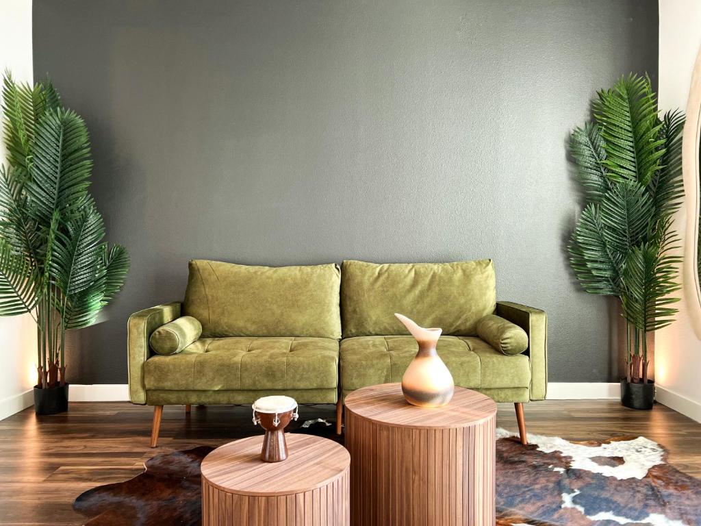 Modern Cosmopolitan APT Mid Hollywood with Free Parking 10mins to ...