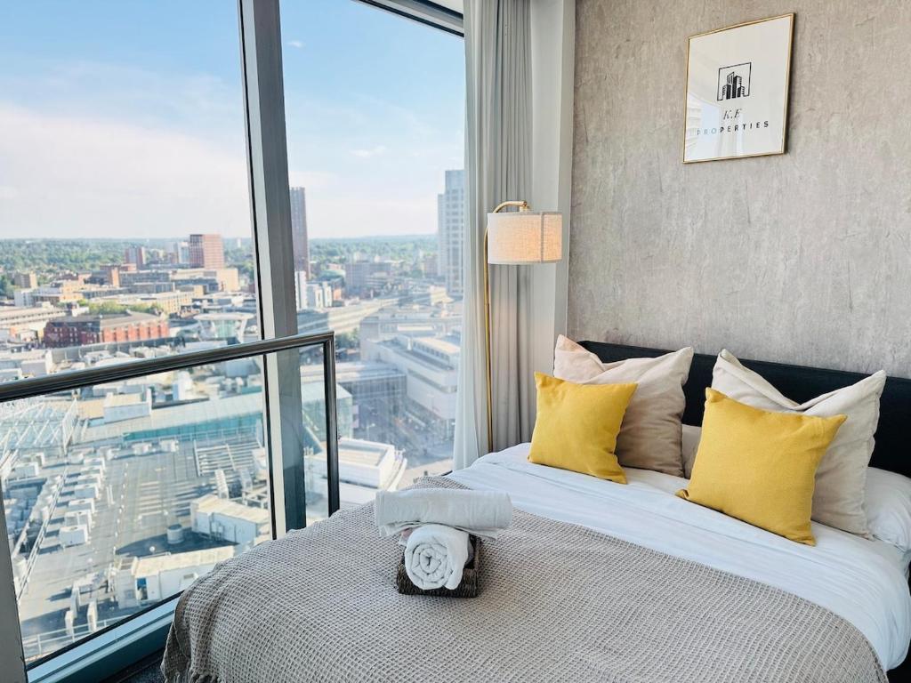The Rotunda - High rise Birmingham City Studio Flat - The Bullring ...