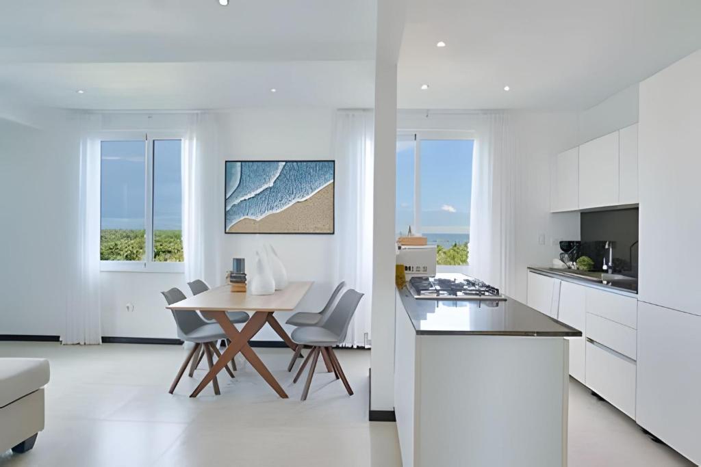 Beachside 1Bdrm Apt. Hidden Oasis with Pool & BBQ, Хуан-Долио ...