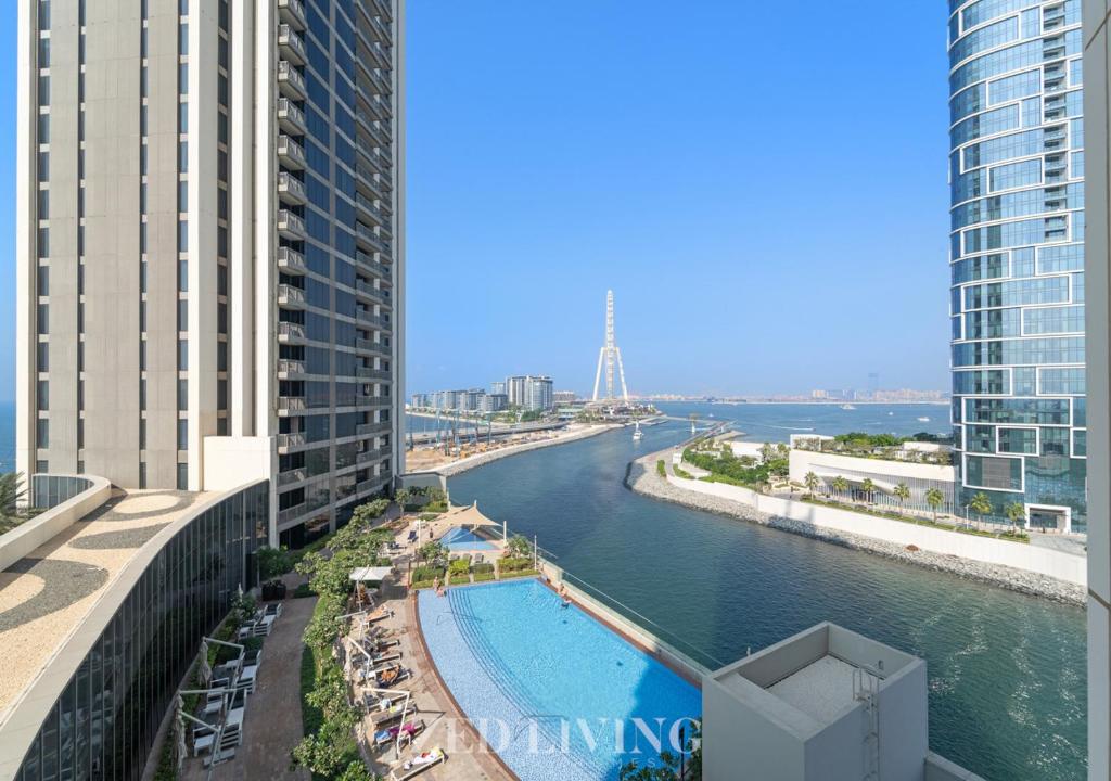 Emaar 5242 - Stunning Sea View Stay in Prime Waterfront Location - Zed ...