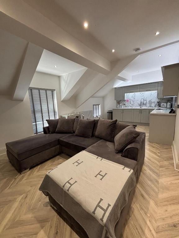 Modern Top Floor Aparment Near Beach Luxury, Crosby (updated prices 2026)
