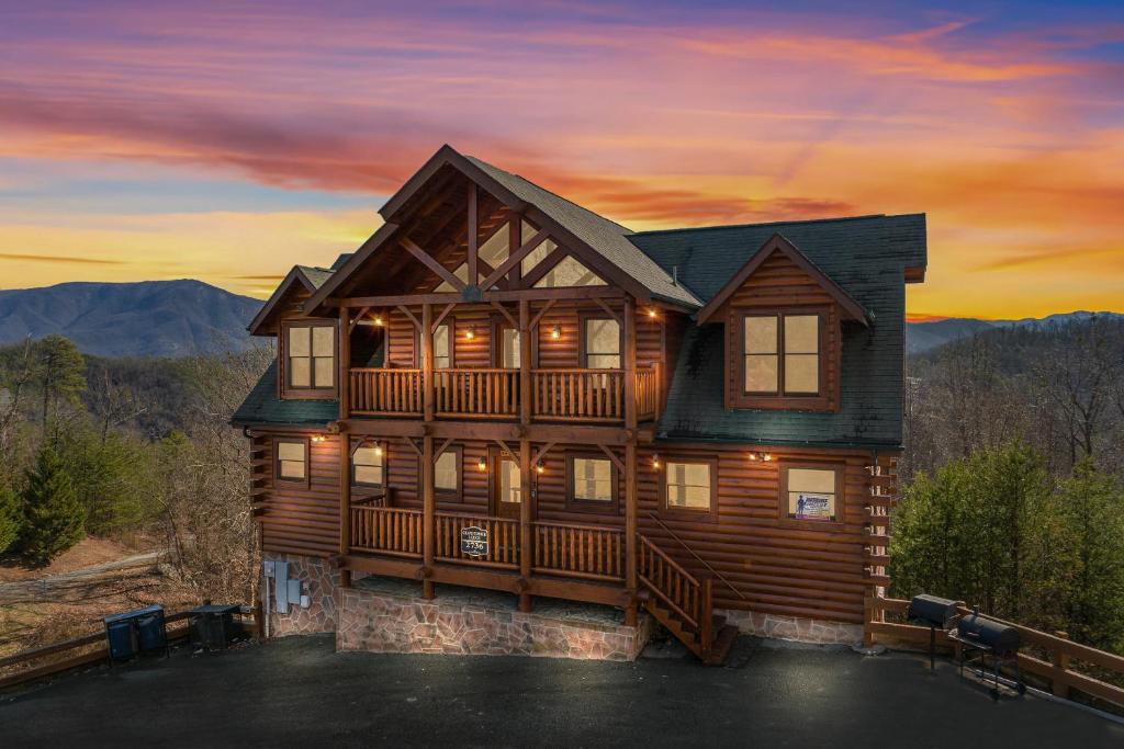 Grand Timber Lodge by American Patriot Getaways, Park Settlement ...