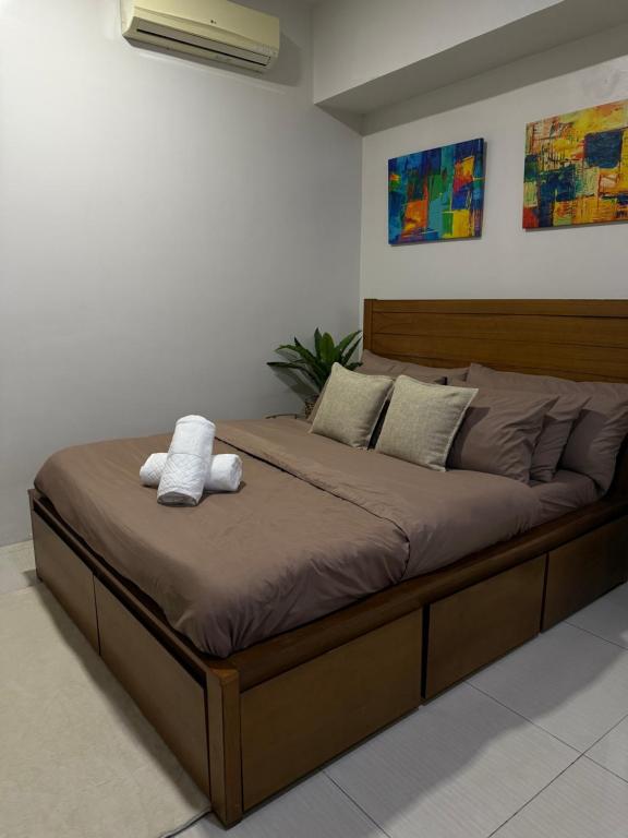 24th Floor City View at Calyx Residences with infinity pool, Sebu ...