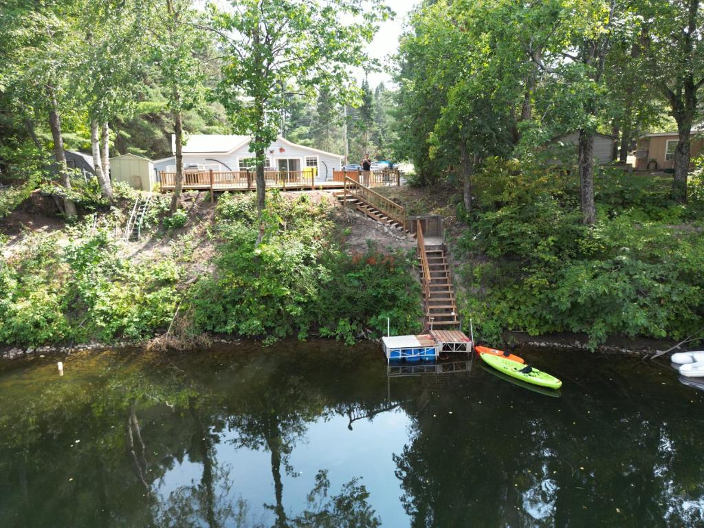 Cozy Burnt Riverfront Retreat, Kawartha Lakes (prezzi aggiornati per il ...