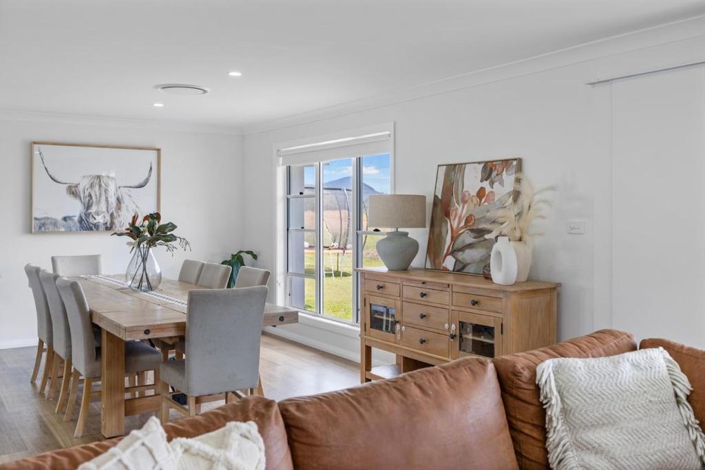 Large Modern home in Mudgee, Mudgee (updated prices 2026)