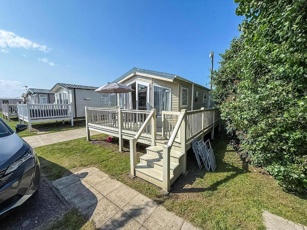Lovely 8 Berth Caravan With Decking And Nearby Scratby Beach Ref 50005A ...