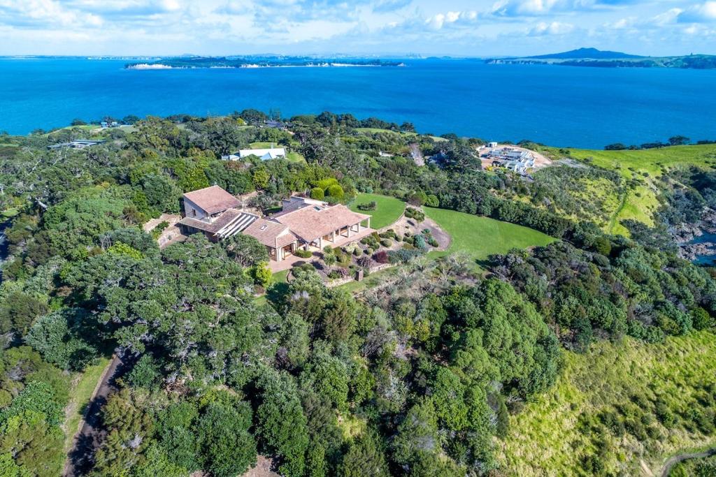 Tangaroa Estate - villa with stunning views, Waiheke Island ...