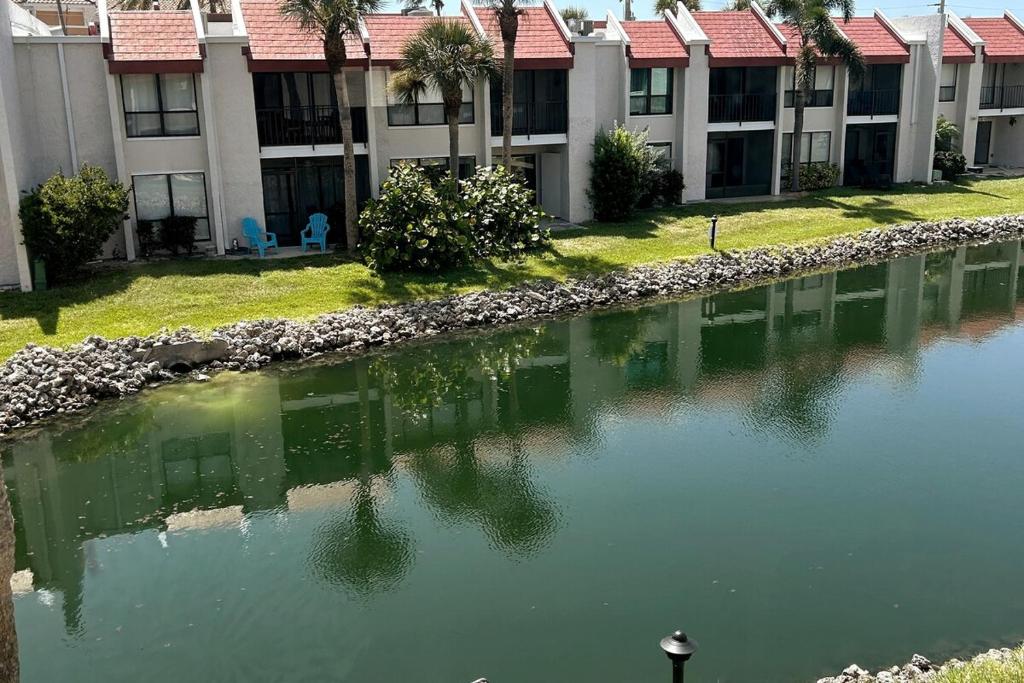 Island Oasis Retreat - 1 Minute Walk to the Beach, Bradenton Beach ...