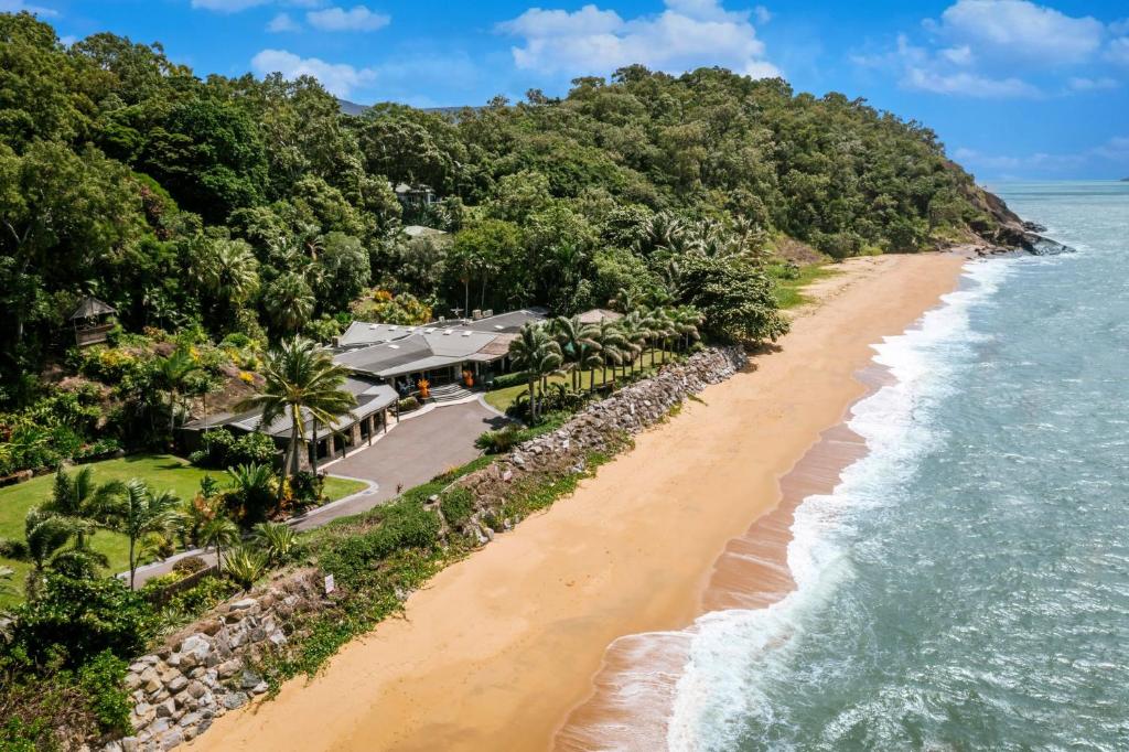 Trinity Beach Palace Luxury Estate by Belle Escapes, Trinity Beach ...