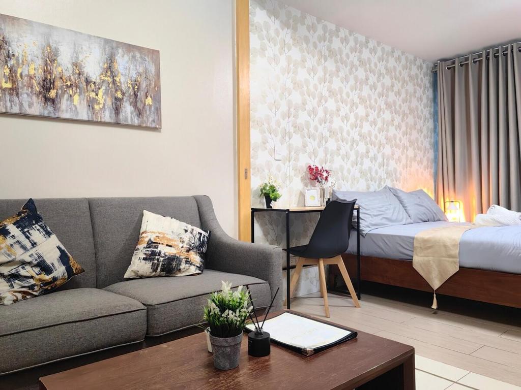 Uptown BGC 1BR Modern Pool View Unit by Terravista, Manila ...